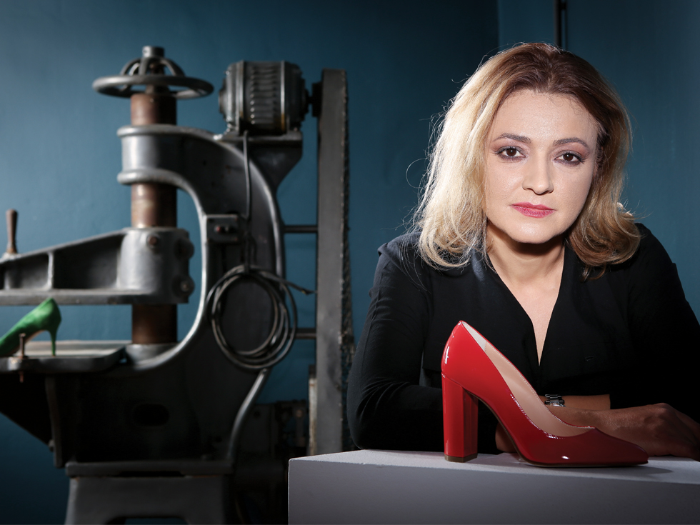 Ce decizie surprinzătoare a luat Cristina Bâtlan, creatoarea pantofilor ...