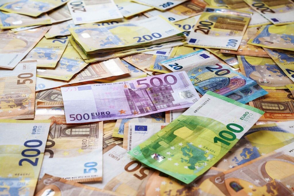 Se scot din circulaţie bancnotele euro: de la 5, 10, 20, 50, 100 și 200 ...