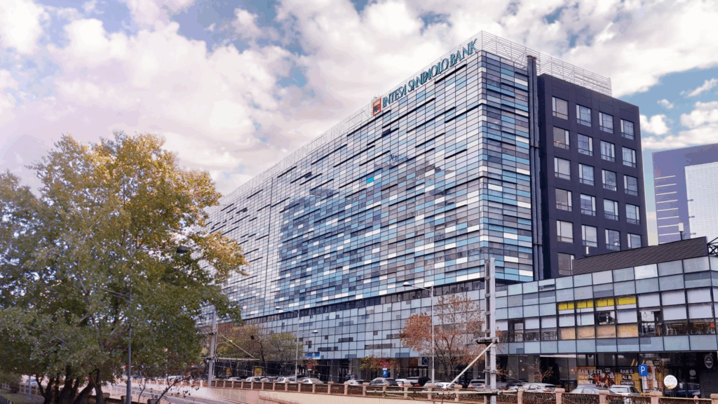 Intesa Sanpaolo Bank România și First Bank intră în etapa finală a ...